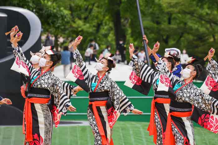 2022年YOSAKOI 大通り8丁目ステージ＝天空しなと屋 茜丸x明星