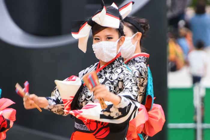 2022年YOSAKOI 大通り8丁目ステージ＝天空しなと屋 茜丸x明星