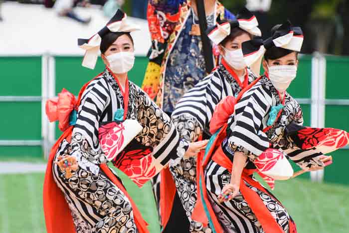 2022年YOSAKOI 大通り8丁目ステージ＝天空しなと屋 茜丸x明星