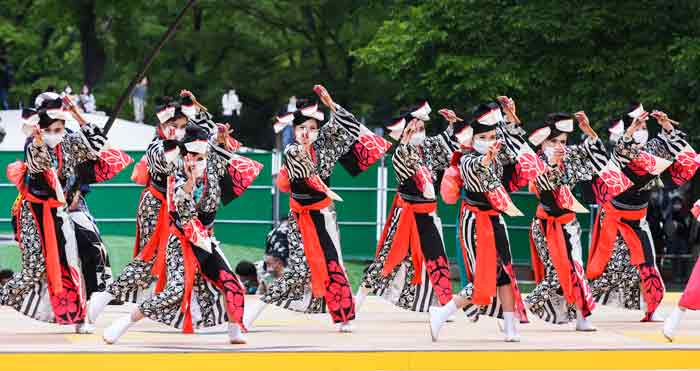 2022年YOSAKOI 大通り8丁目ステージ＝天空しなと屋 茜丸x明星