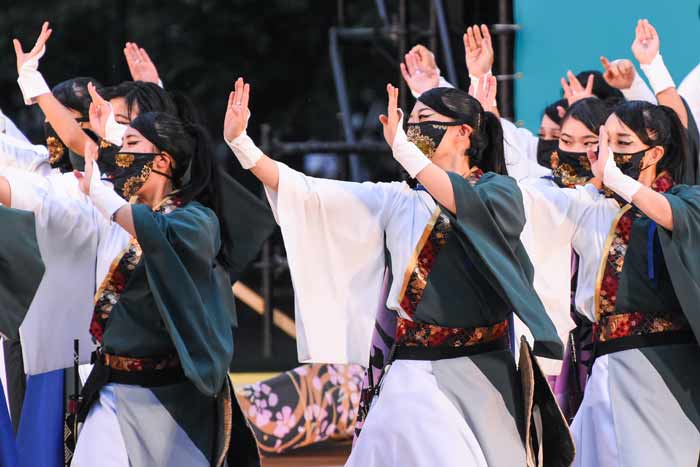 2022年YOSAKOI 大通り8丁目ステージ＝おみが和よさこい会和気靄靄